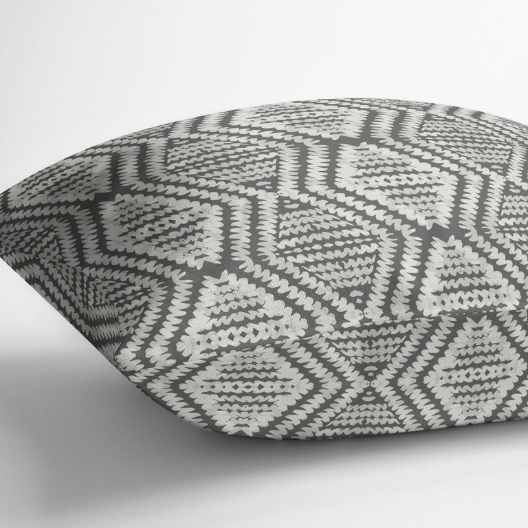 Diamond Wave Polyester Throw Pillows Set of 2 in Cream For Sale at 1stDibs