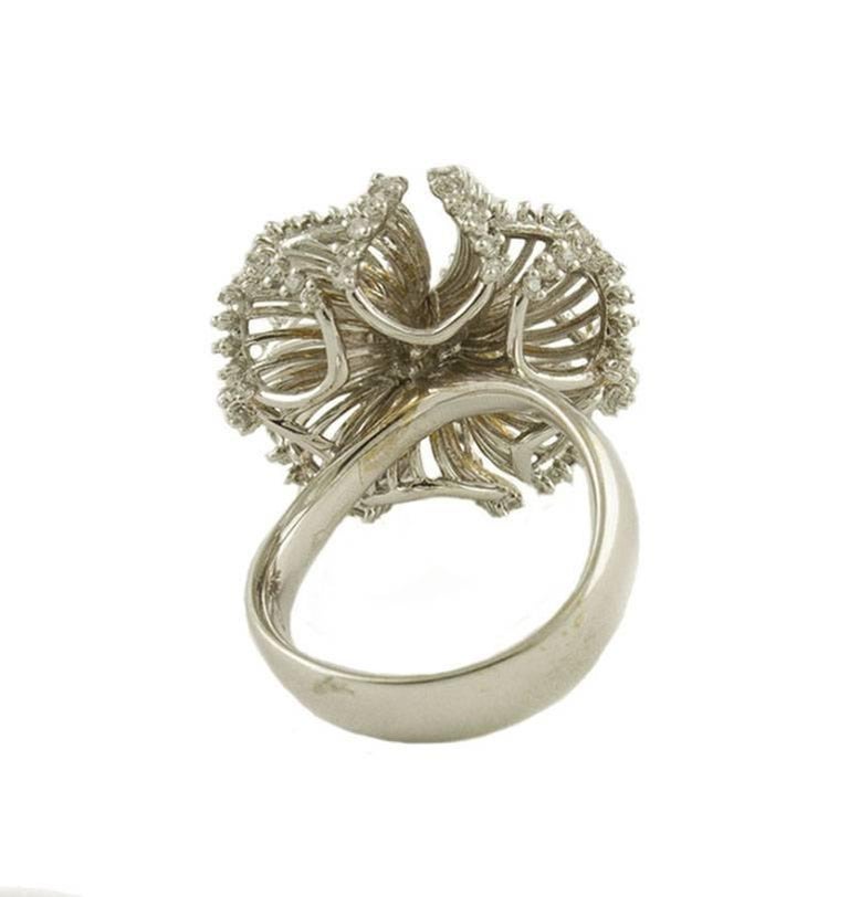 Diamonds, 18 kt White Gold Flower Ring For Sale at 1stDibs