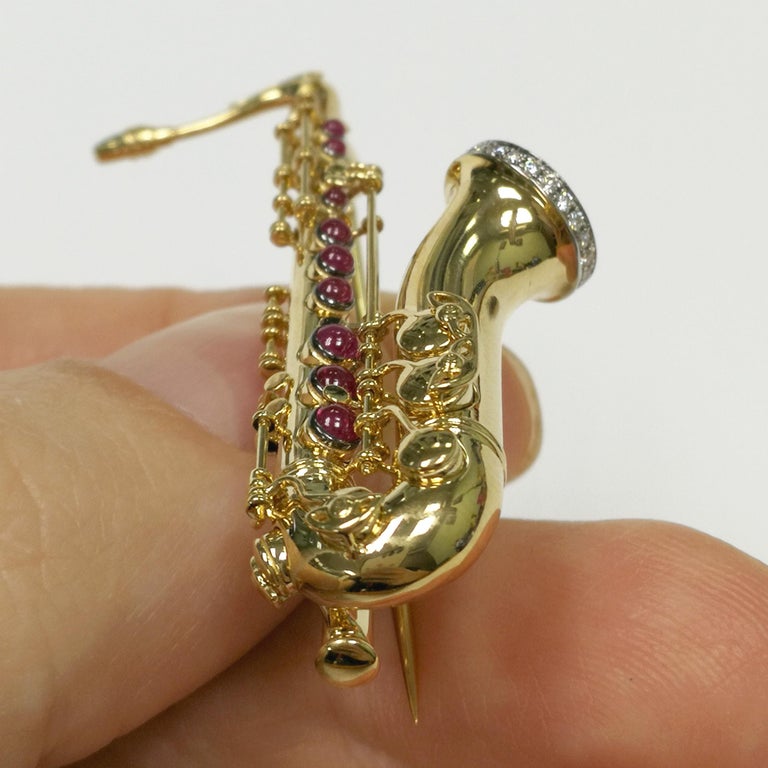 Diamonds Rubies Saxophone 18 karat Yellow Gold Brooch For Sale at 1stDibs