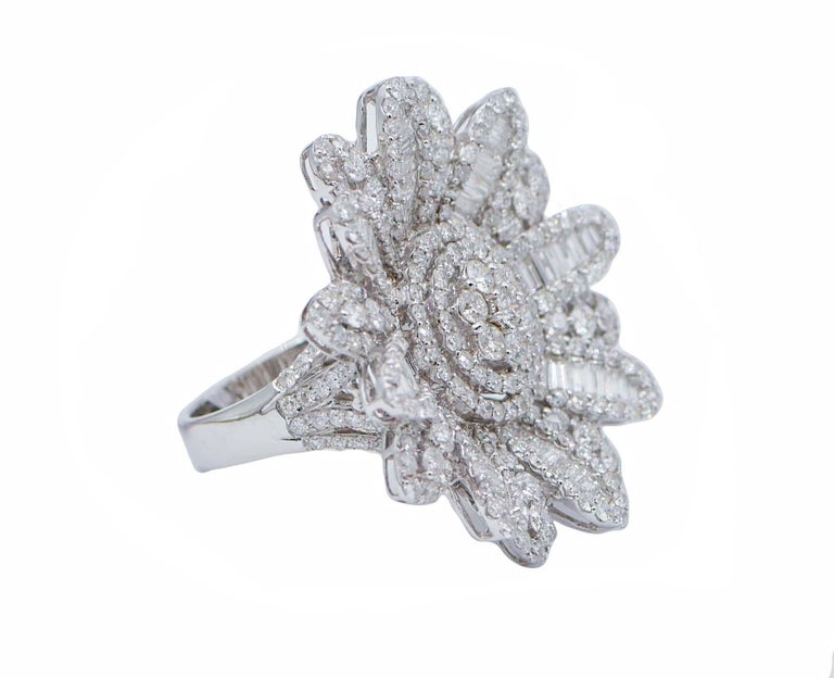 Diamonds, 18 Karat White Gold Flower Ring For Sale at 1stDibs