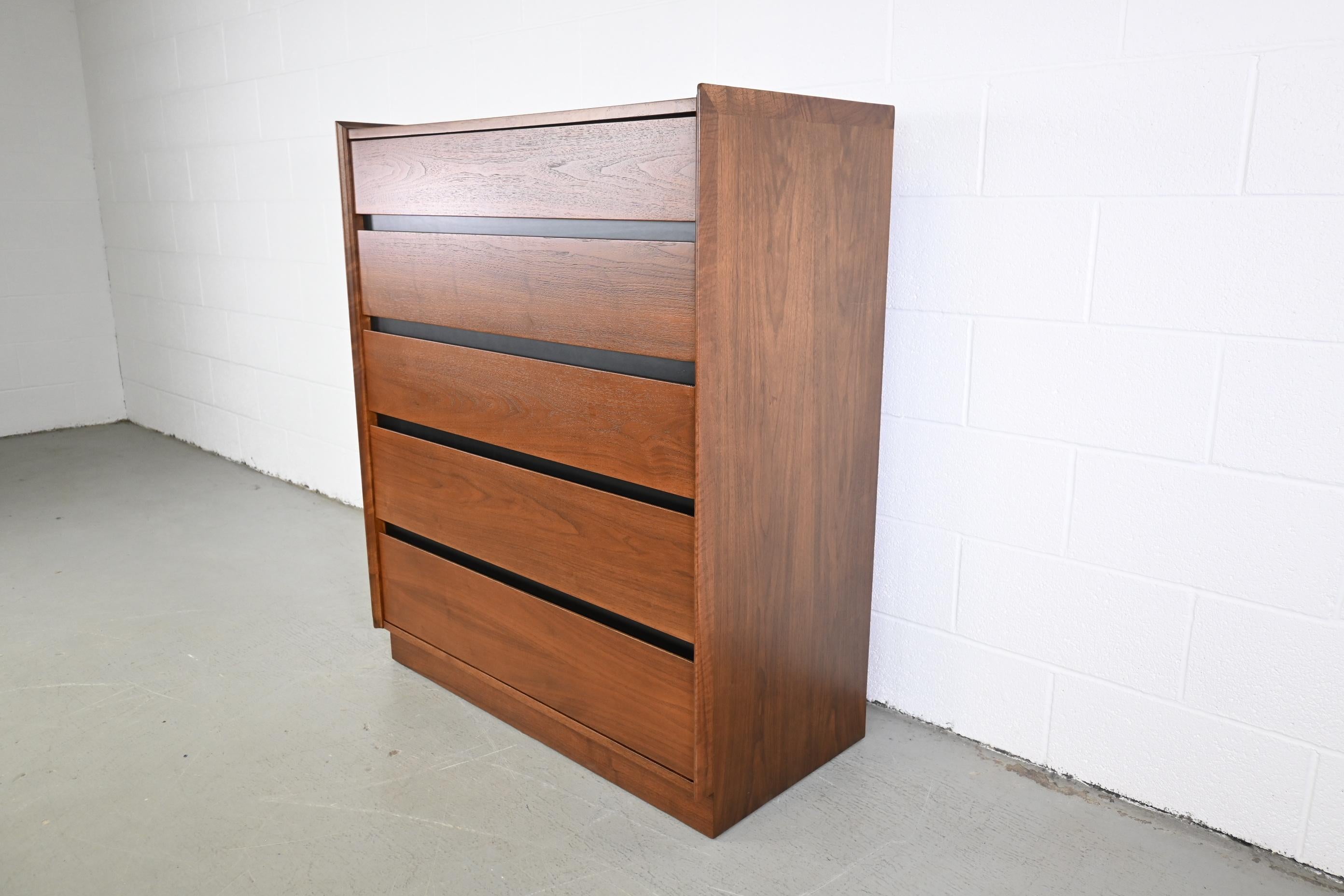 Dillingham Mid-Century Modern Walnut Highboy Dresser For Sale at 1stDibs