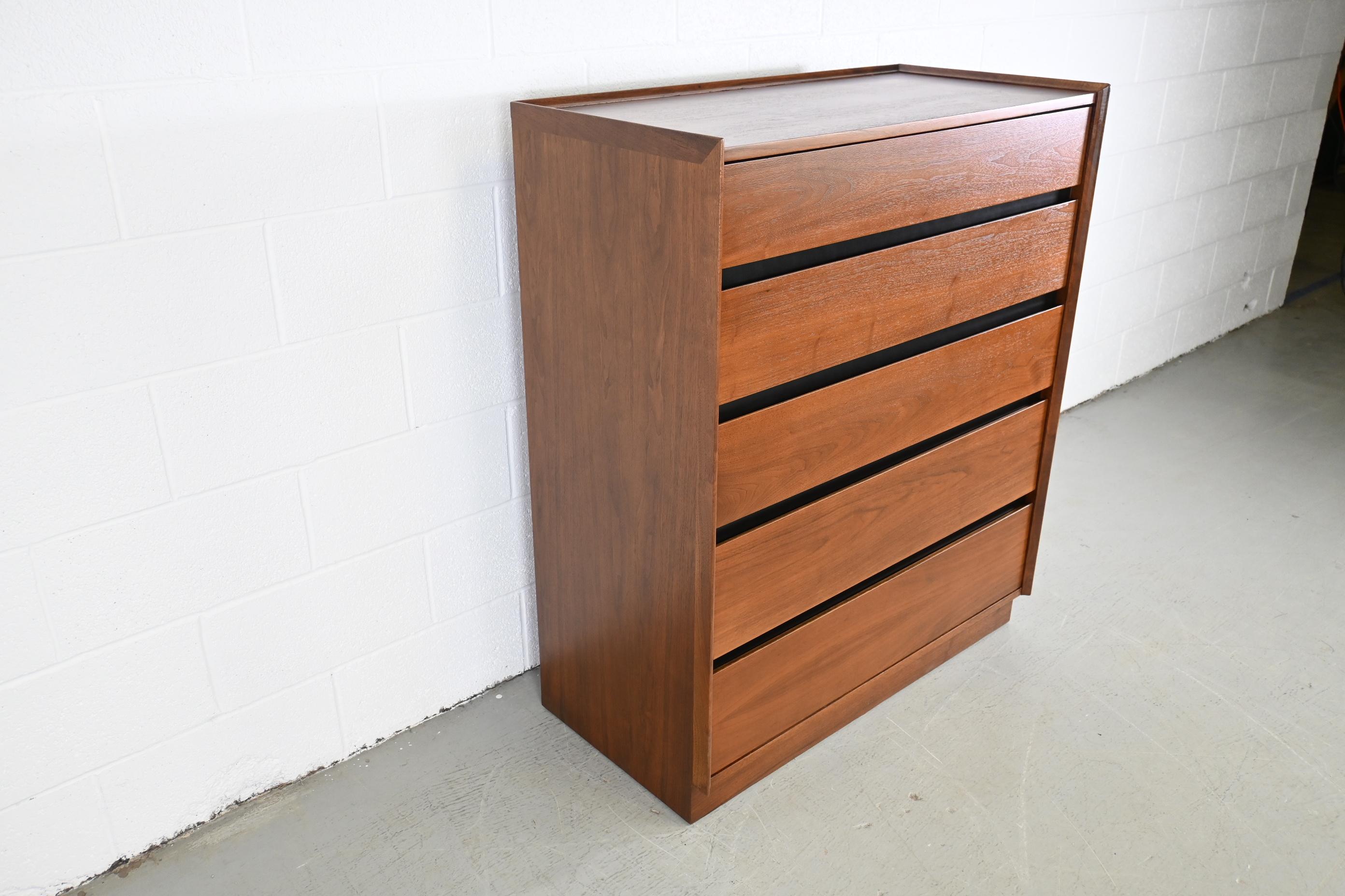 Dillingham Mid-Century Modern Walnut Highboy Dresser For Sale at 1stDibs