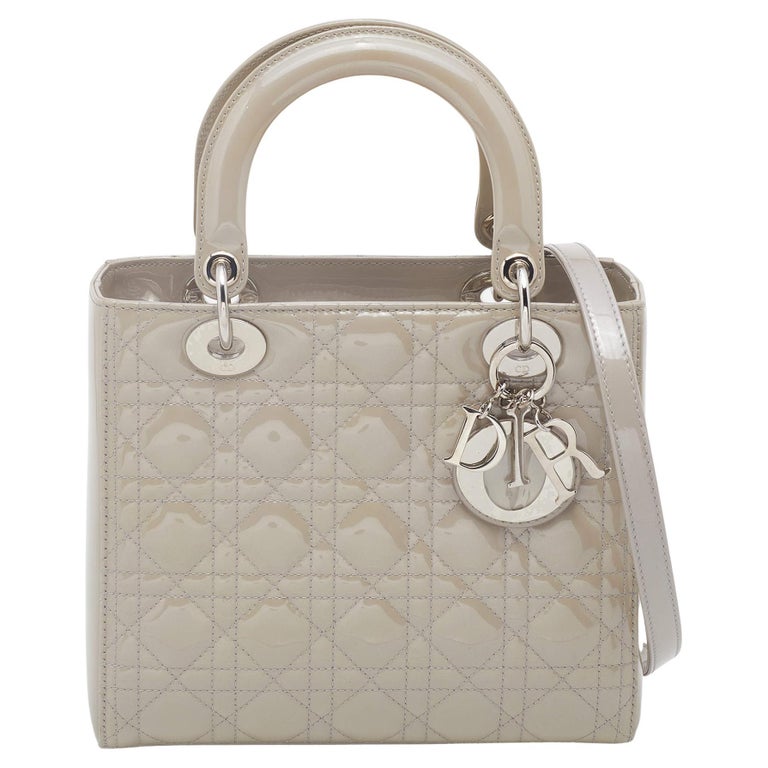 Sac cabas Dior Lady Dior en cuir verni gris clair cannage de taille ...