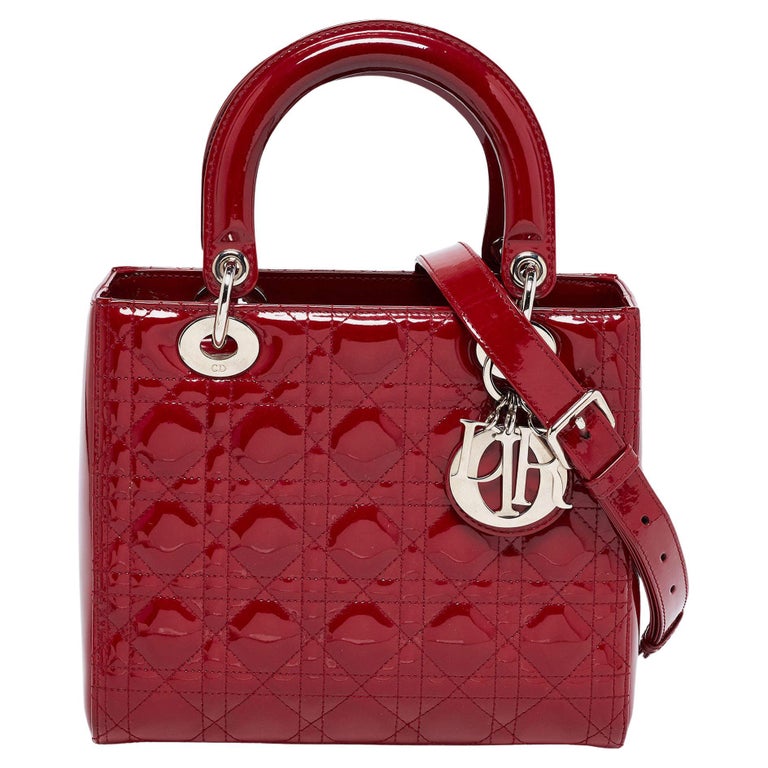 Sac cabas Dior Lady Dior en cuir verni rouge cannage de taille moyenne ...