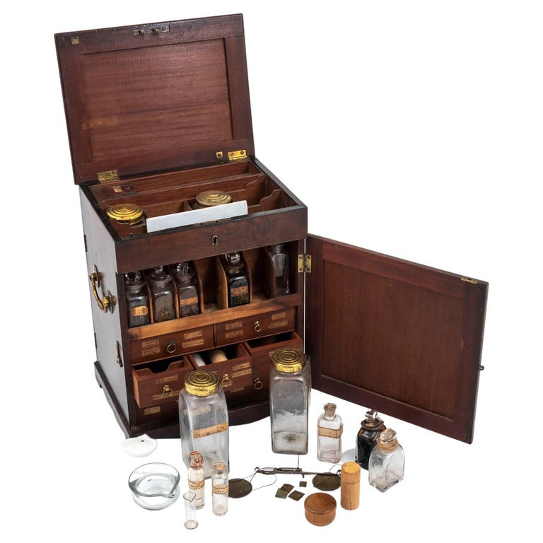 Armoire d'apothicaire du duc d'York En vente sur 1stDibs