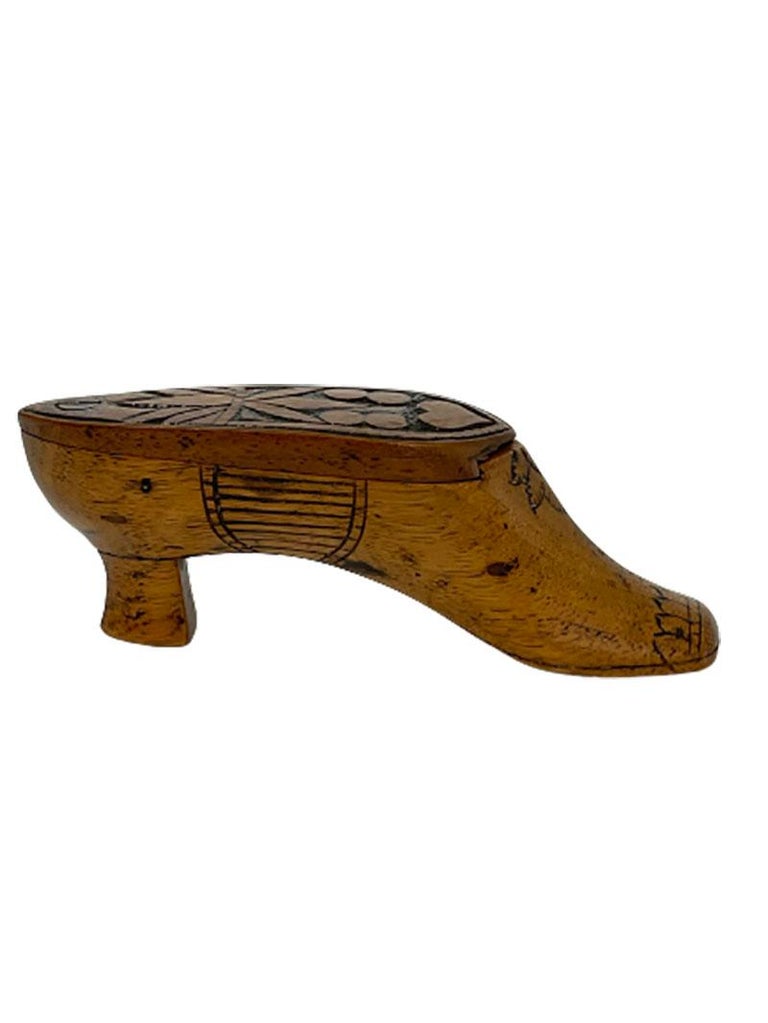 Dutch Early 19th Century Wooden Shoe Shaped Snuff Box For Sale at 1stDibs