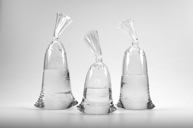 Dylan Martinez – Glas-Wassertaschen-Skulptur-Dreieck im Angebot bei 1stDibs