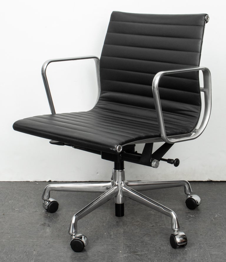Eames Aluminum Group Chair "Management" at 1stDibs