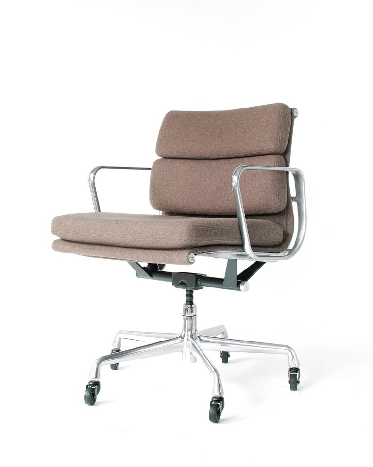 Eames Soft Pad Aluminum Group Chair at 1stDibs