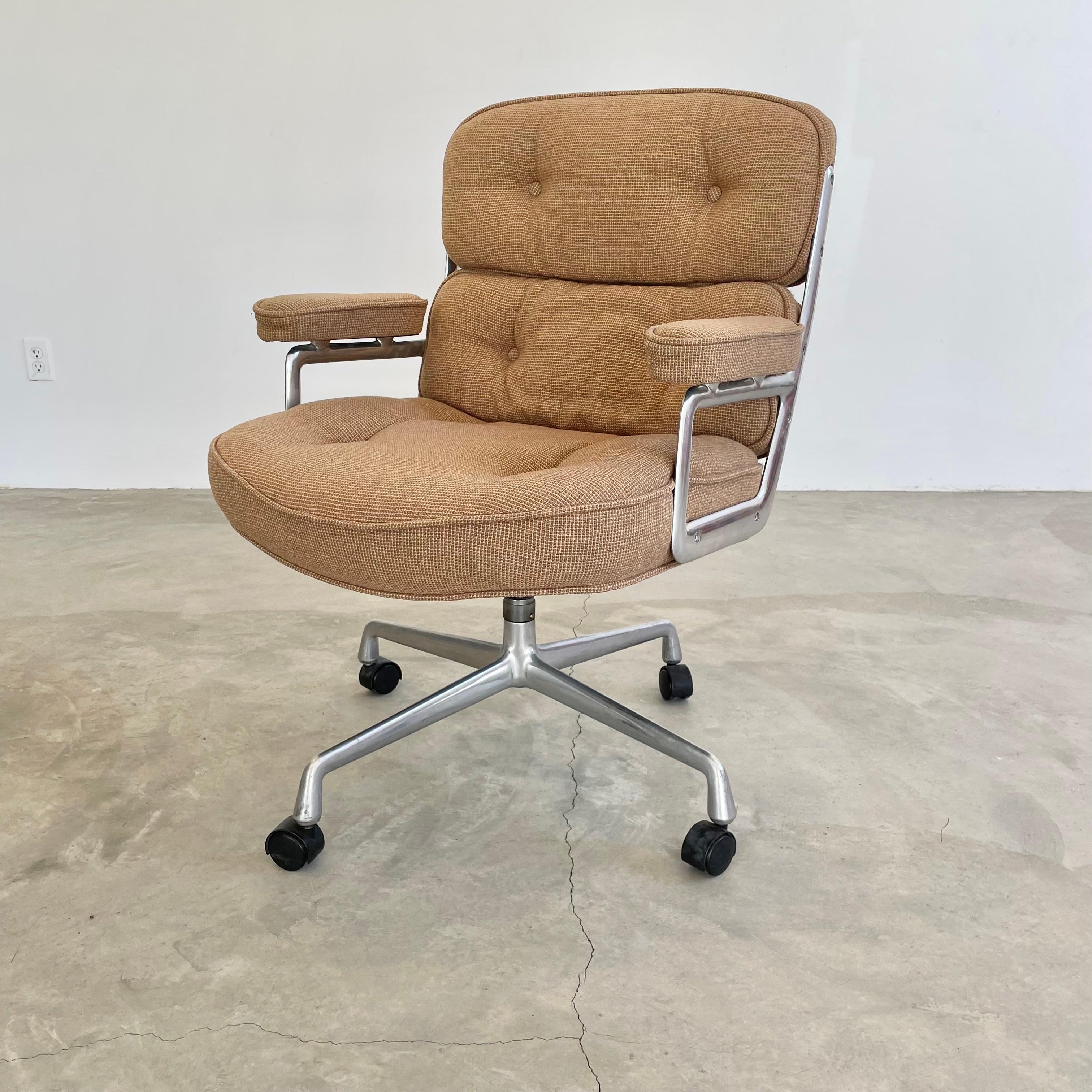Eames Time Life Chair in Tan Burlap, 1984 USA For Sale at 1stDibs
