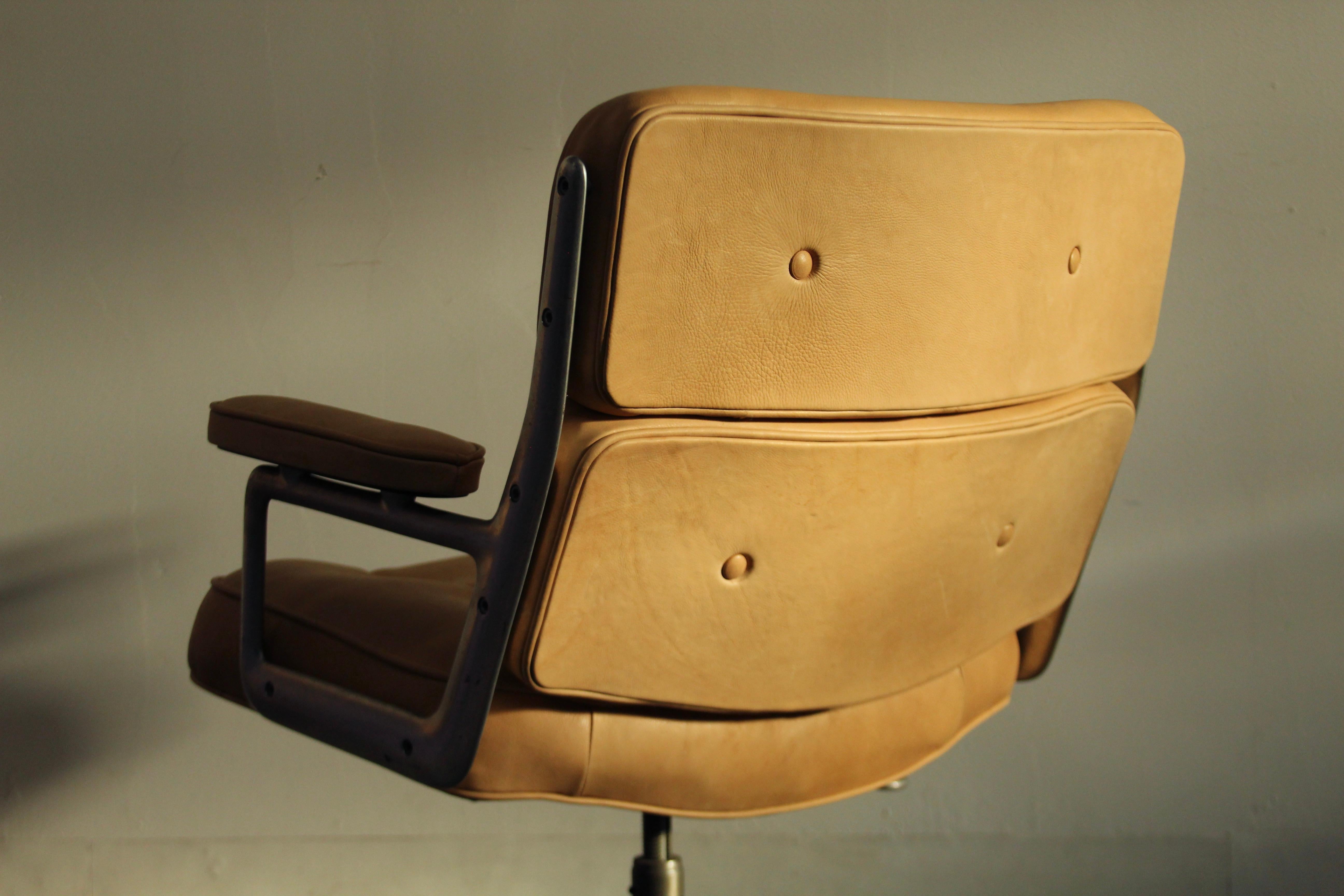 Eames Time Life Lobby Chair in Natural Leather, 1970s For Sale at 1stDibs