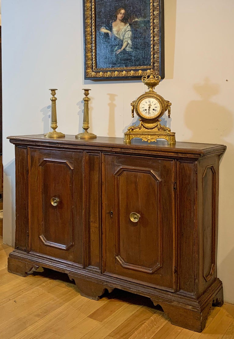 Early 18th Century Walnut Tuscany Sideboard For Sale at 1stDibs