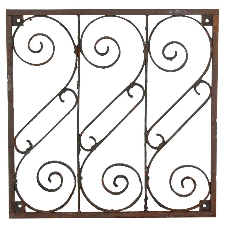 Gate incurvée en fer forgé noir avec cadre carré, début des années 1900 ...