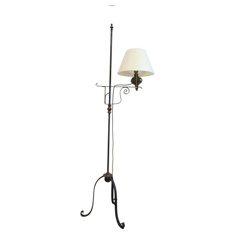 Lampadaire tripode en fer forgé à volutes de style colonial du début ...