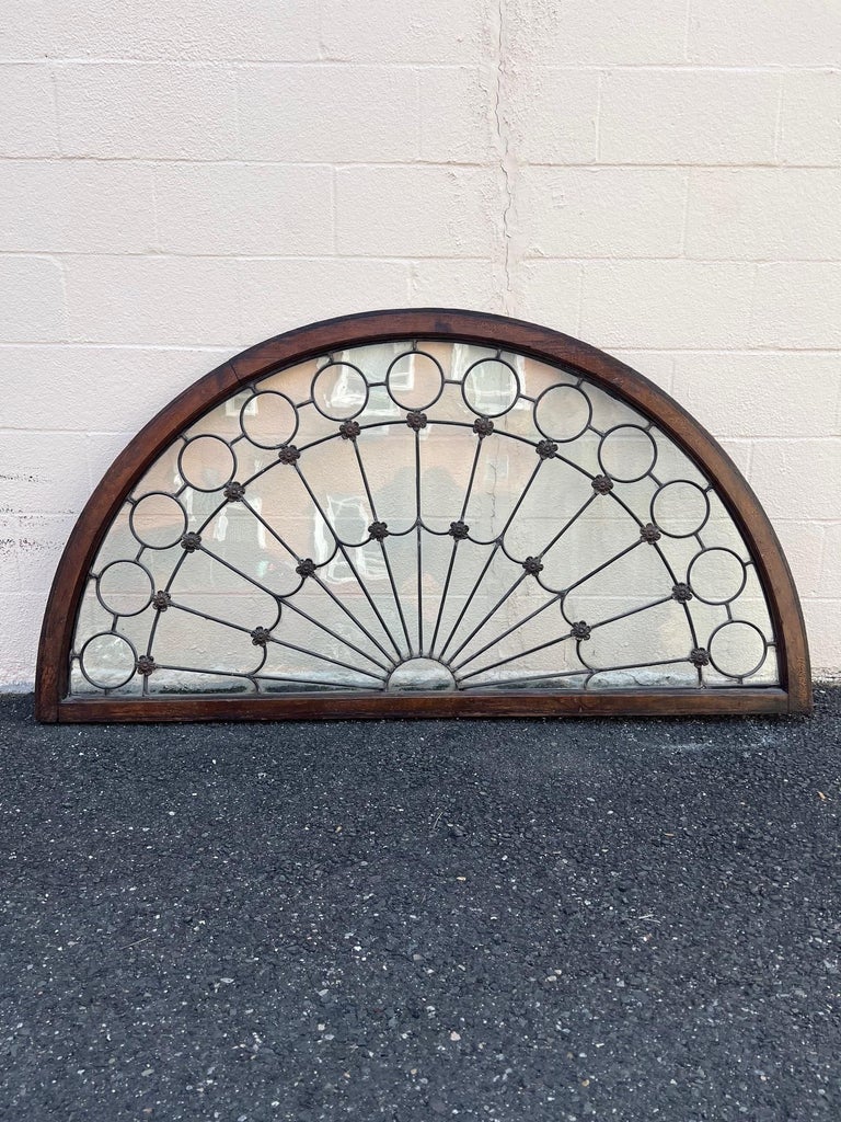 Vitrail transparent de fenêtre en arc de cercle du début du 19ème ...