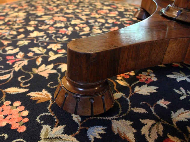 Early 19th Century English Loo or Center Table For Sale at 1stDibs