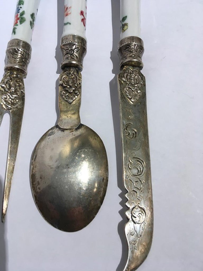 Early 19th Century Set of 3 English Porcelain Cutleries For Sale at 1stDibs