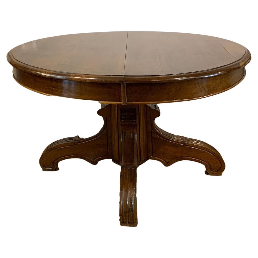 Early 19th Century Walnut Round Table For Sale at 1stDibs