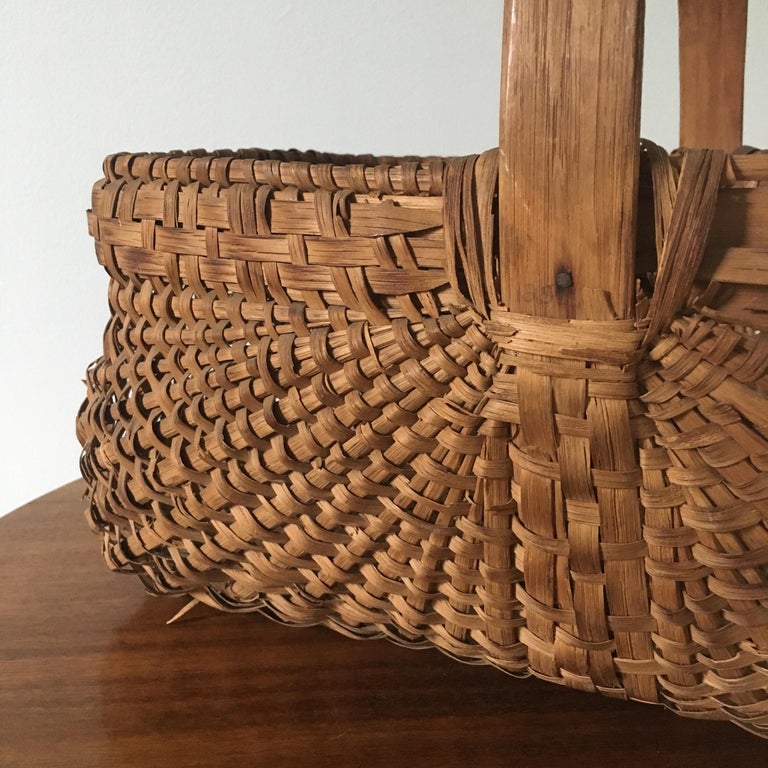 Early 20th Century American Splint Oak Gathering Basket For Sale at 1stDibs