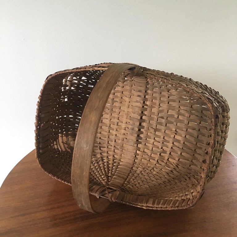Early 20th Century American Splint Oak Gathering Basket For Sale at 1stDibs