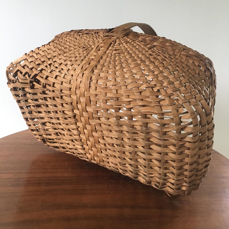 Early 20th Century American Splint Oak Gathering Basket For Sale at 1stDibs