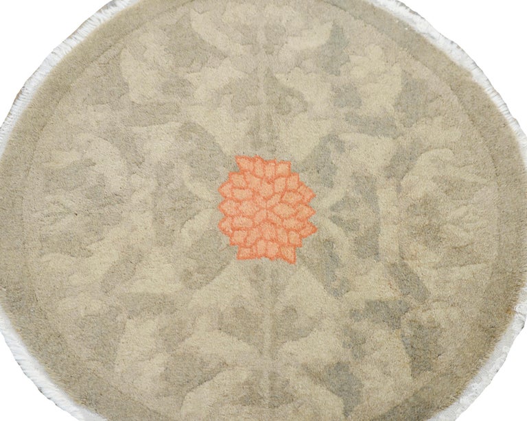 Early 20th Century Chinese Round Rug For Sale at 1stDibs
