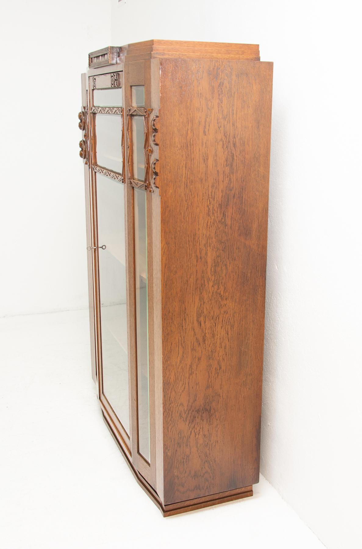 Early 20th Century Viennese secession Display cabinet For Sale at 1stDibs