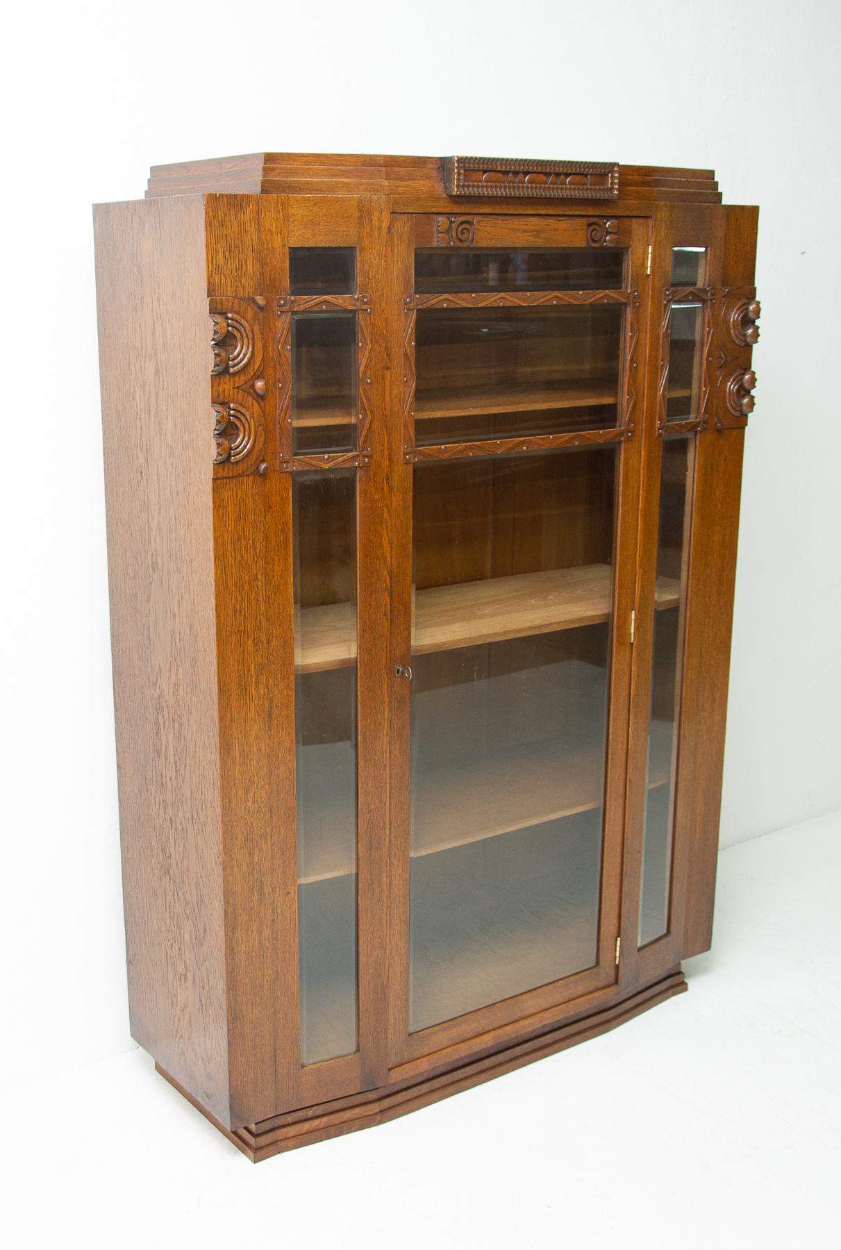 Early 20th Century Viennese secession Display cabinet For Sale at 1stDibs