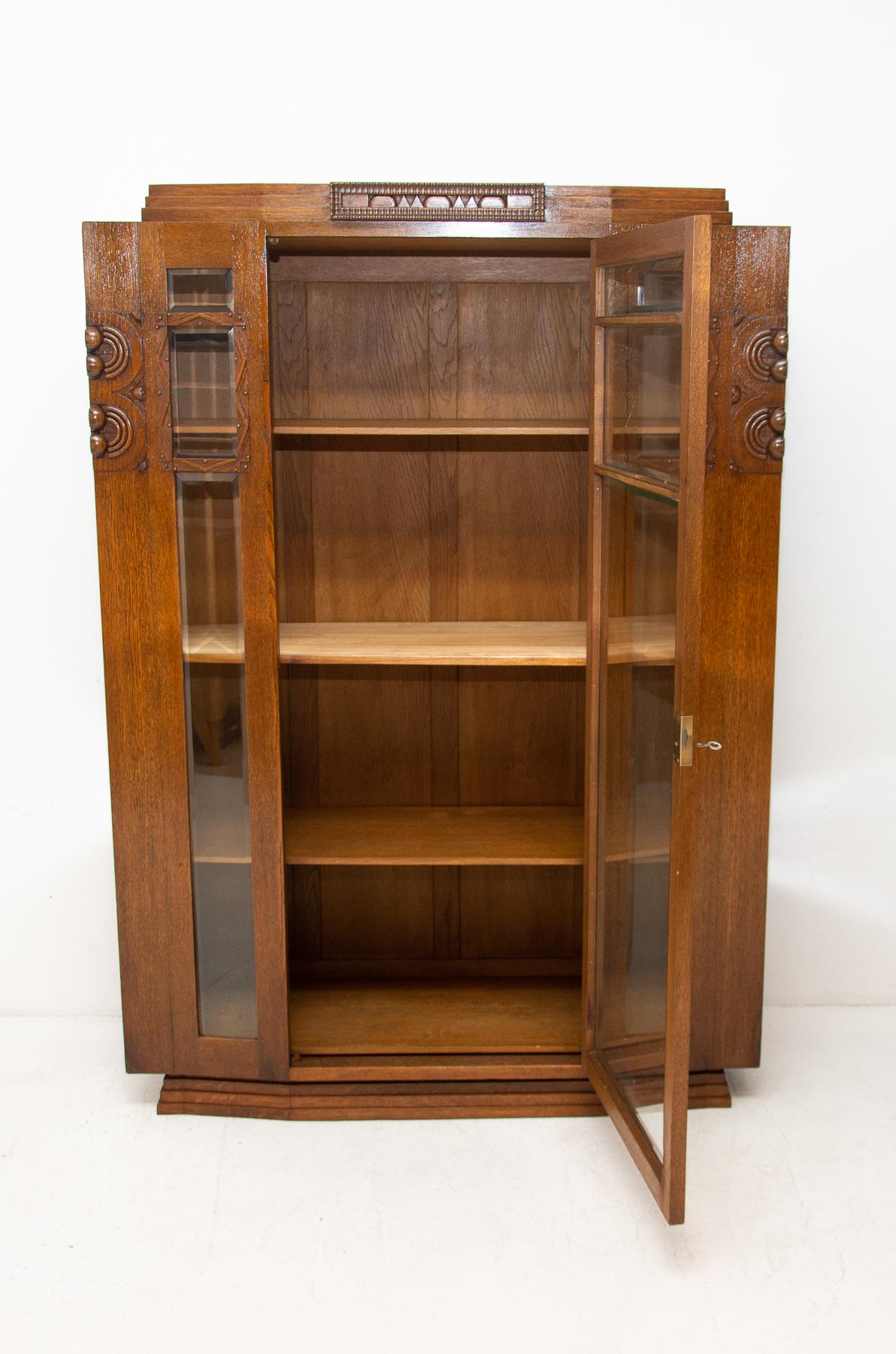 Early 20th Century Viennese secession Display cabinet For Sale at 1stDibs