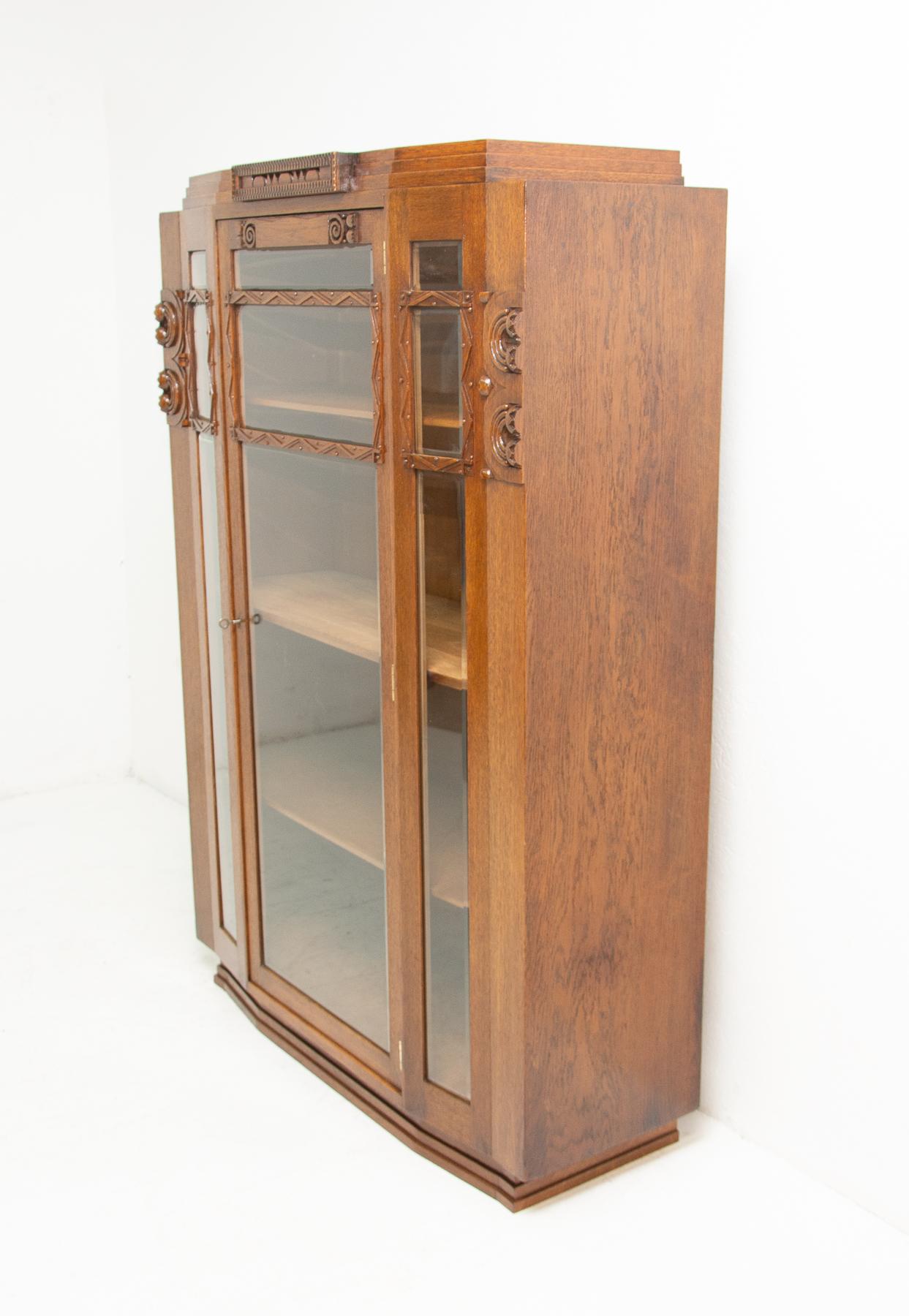 Early 20th Century Viennese secession Display cabinet For Sale at 1stDibs
