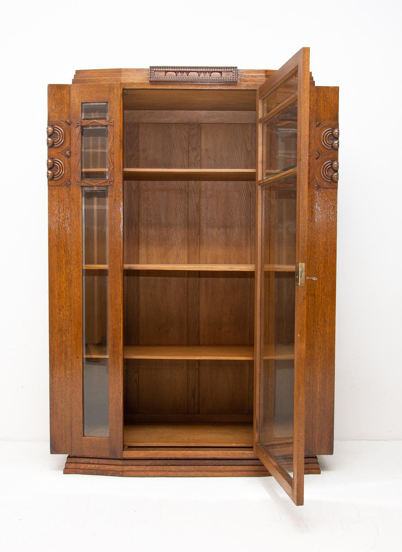 Early 20th Century Viennese secession Display cabinet For Sale at 1stDibs