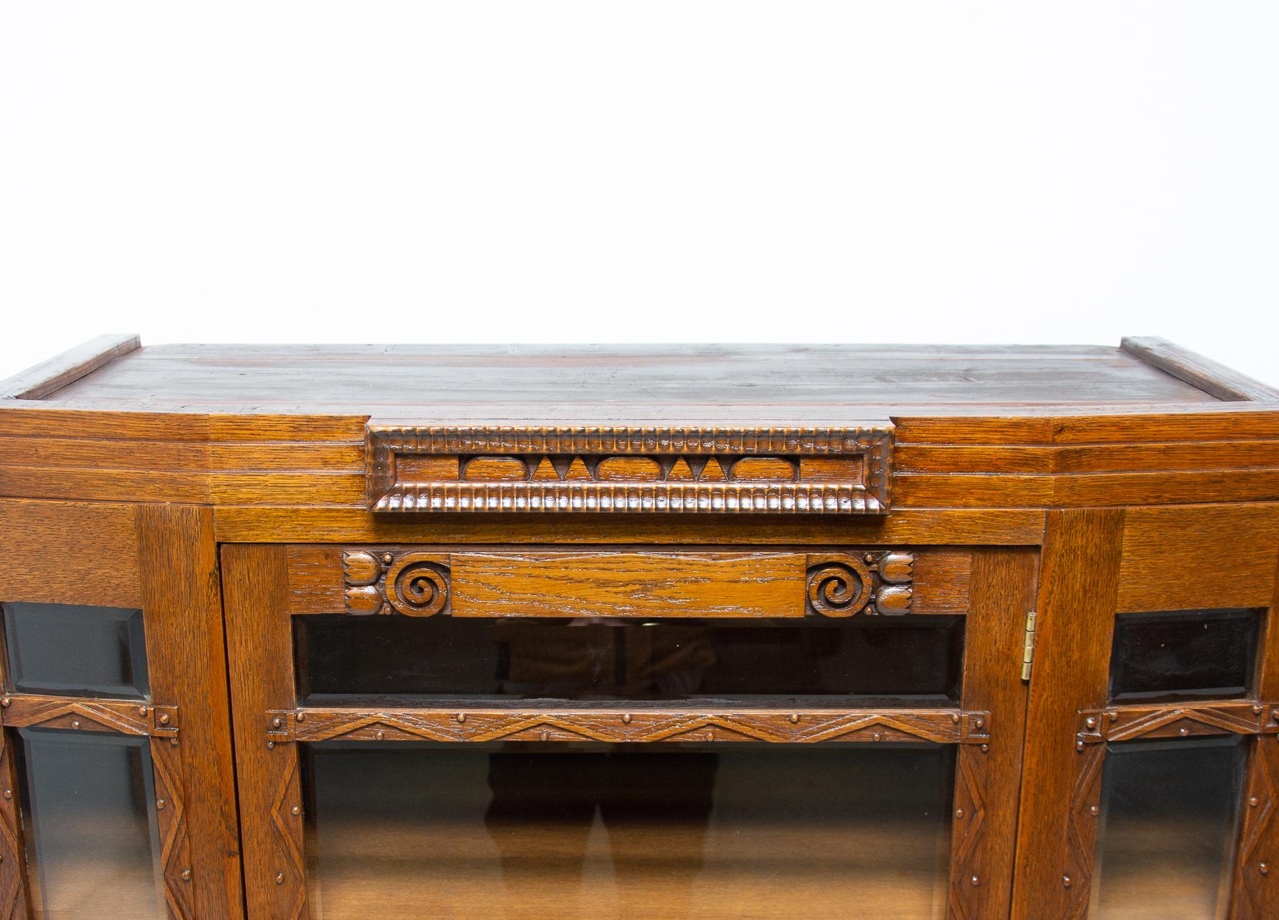 Early 20th Century Viennese secession Display cabinet For Sale at 1stDibs