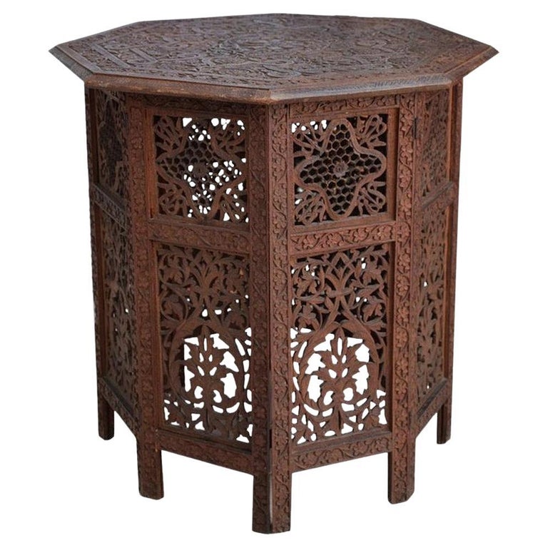 Table d'appoint indienne du début du 20e siècle, sculptée à la main En ...