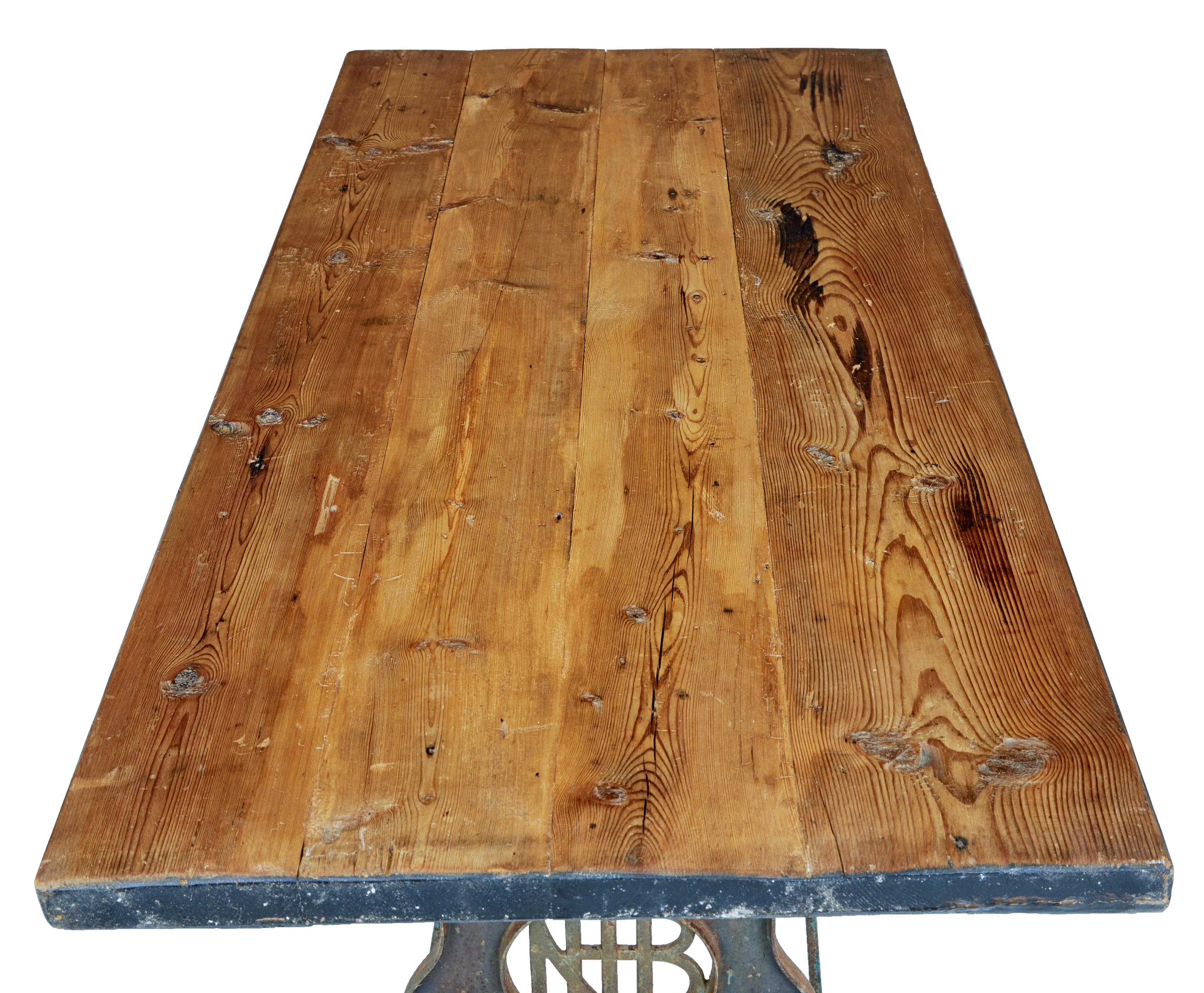 Mesa de trabajo industrial de pino y hierro fundido de principios del ...