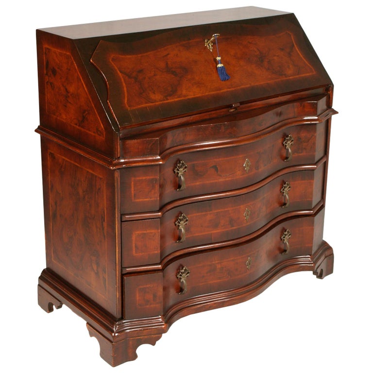 Commode secrétaire lombarde du début du 20e siècle en placage de noyer ...