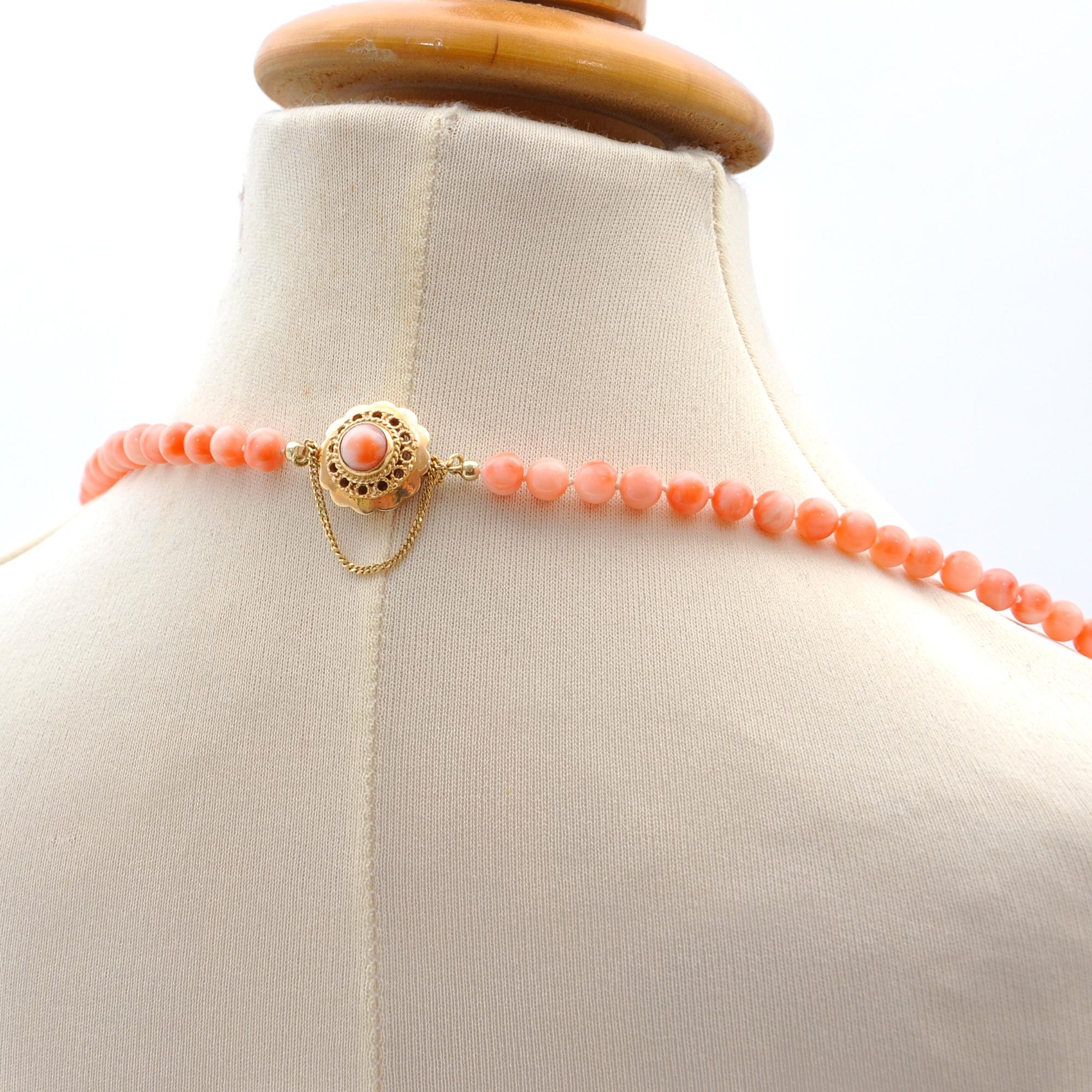 Early 20th Century Pink Coral Beaded 14k Gold Necklace For Sale at 1stDibs