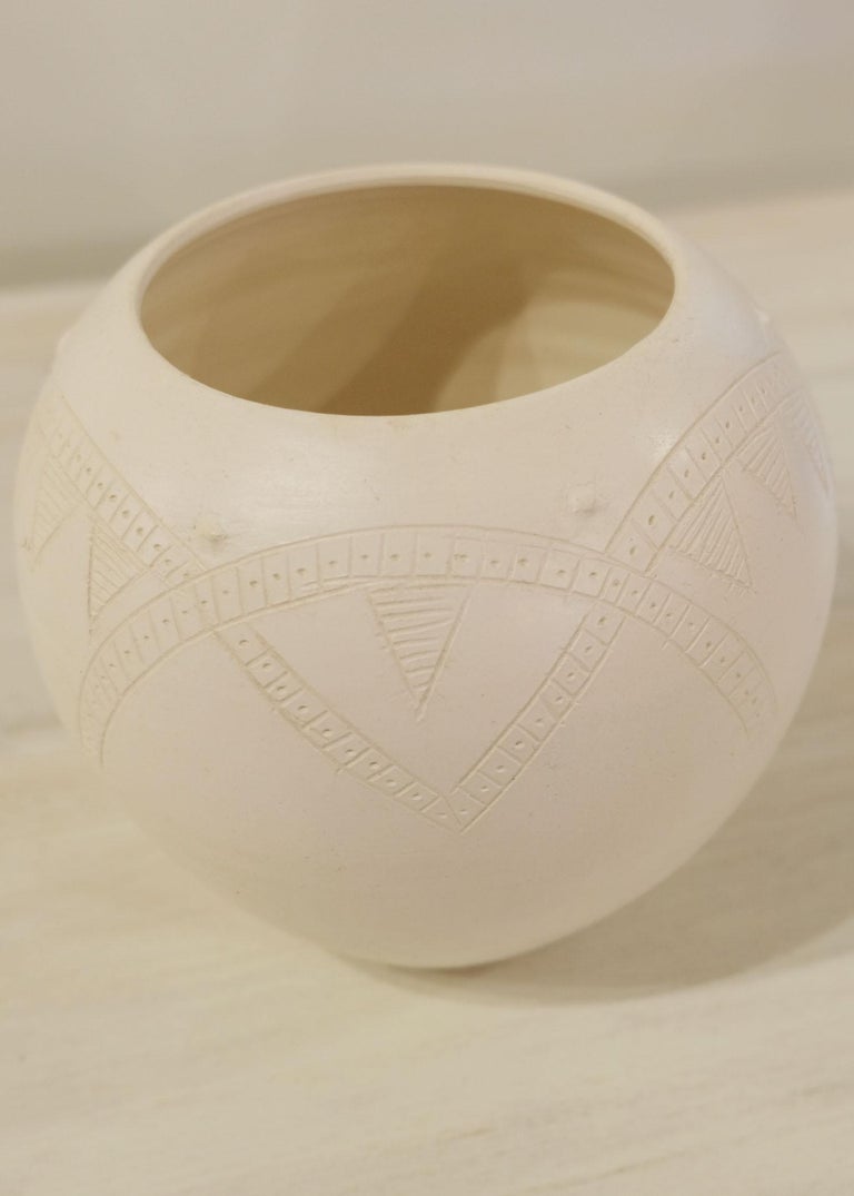 Early 20th Century White Clay Zulu Pot with Intricate Triangle Etchings ...