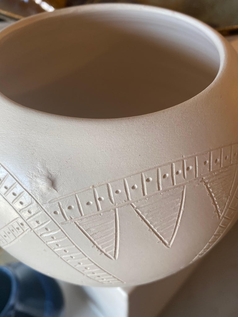 Early 20th Century White Clay Zulu Pot with Intricate Triangle Etchings ...