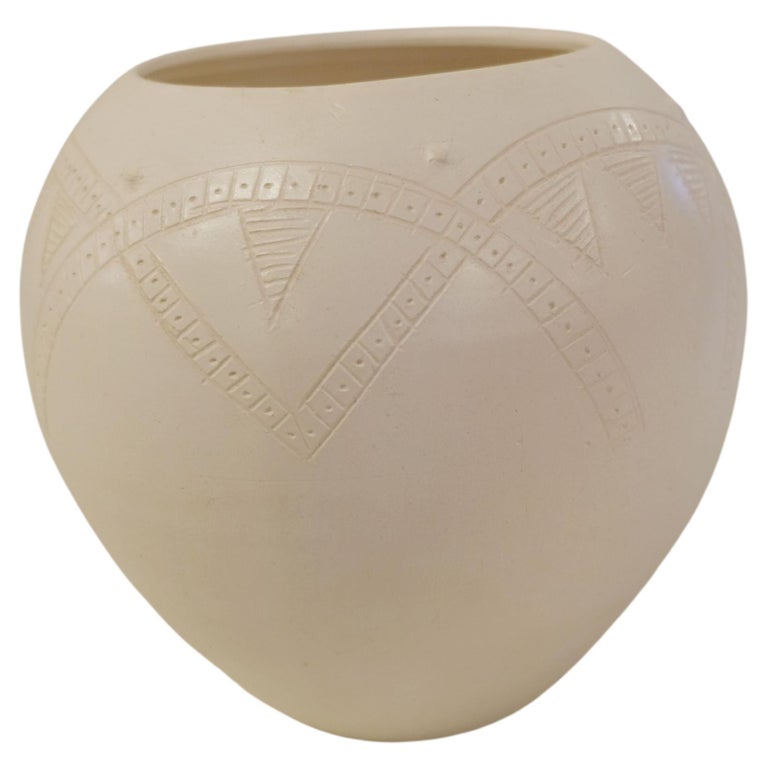 Early 20th Century White Clay Zulu Pot with Intricate Triangle Etchings ...