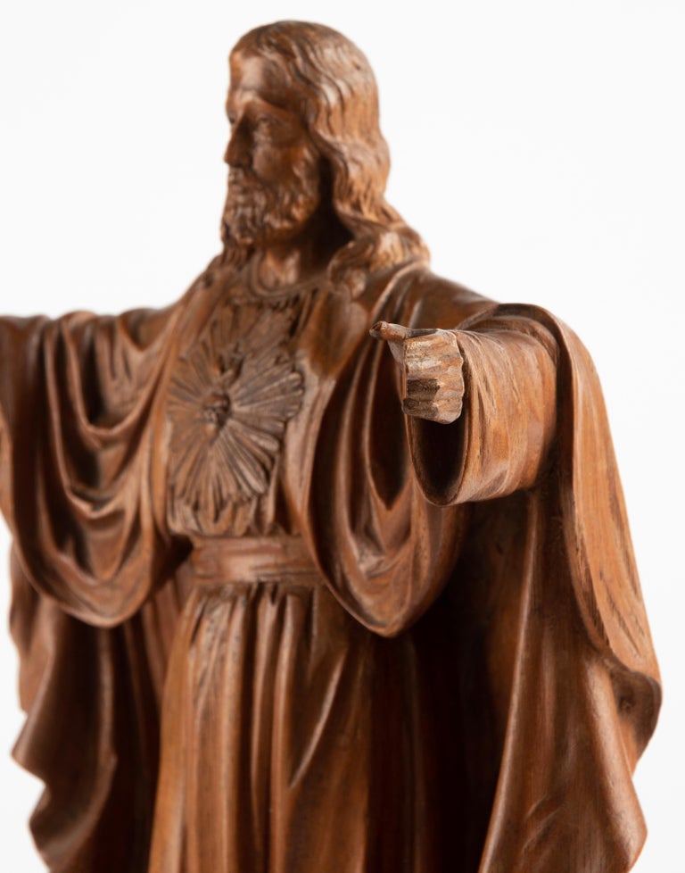 Holzskulptur des heiligen Herzens Jesu Christi mit offenen Armen aus ...