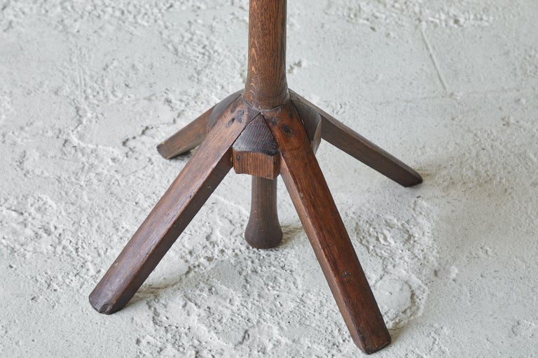 Early American Round Wooden Pedestal Table at 1stDibs