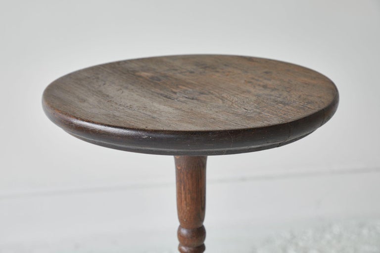 Early American Round Wooden Pedestal Table at 1stDibs