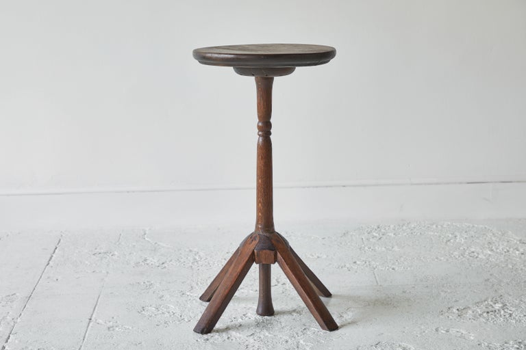Early American Round Wooden Pedestal Table at 1stDibs