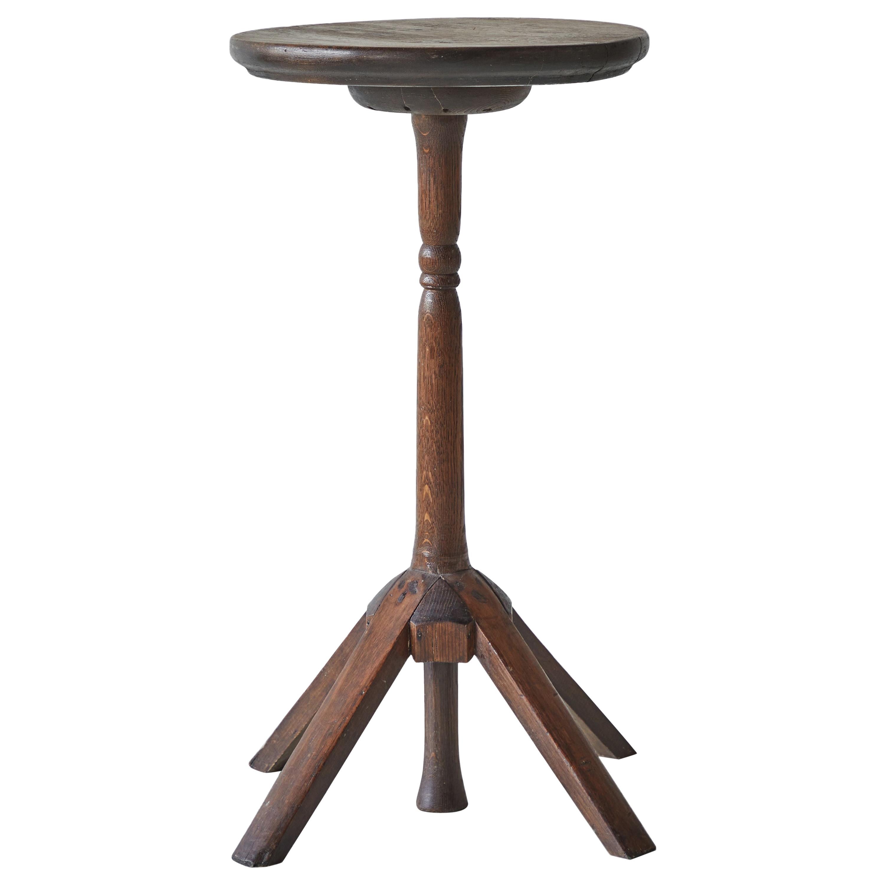 Early American Round Wooden Pedestal Table at 1stDibs