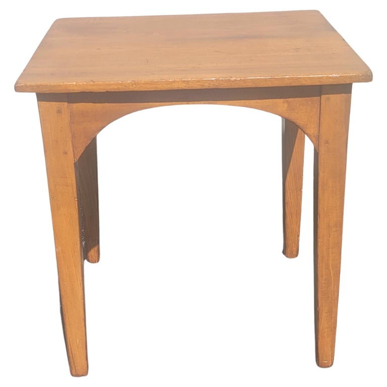 Early American Style Maple Side Table For Sale at 1stDibs