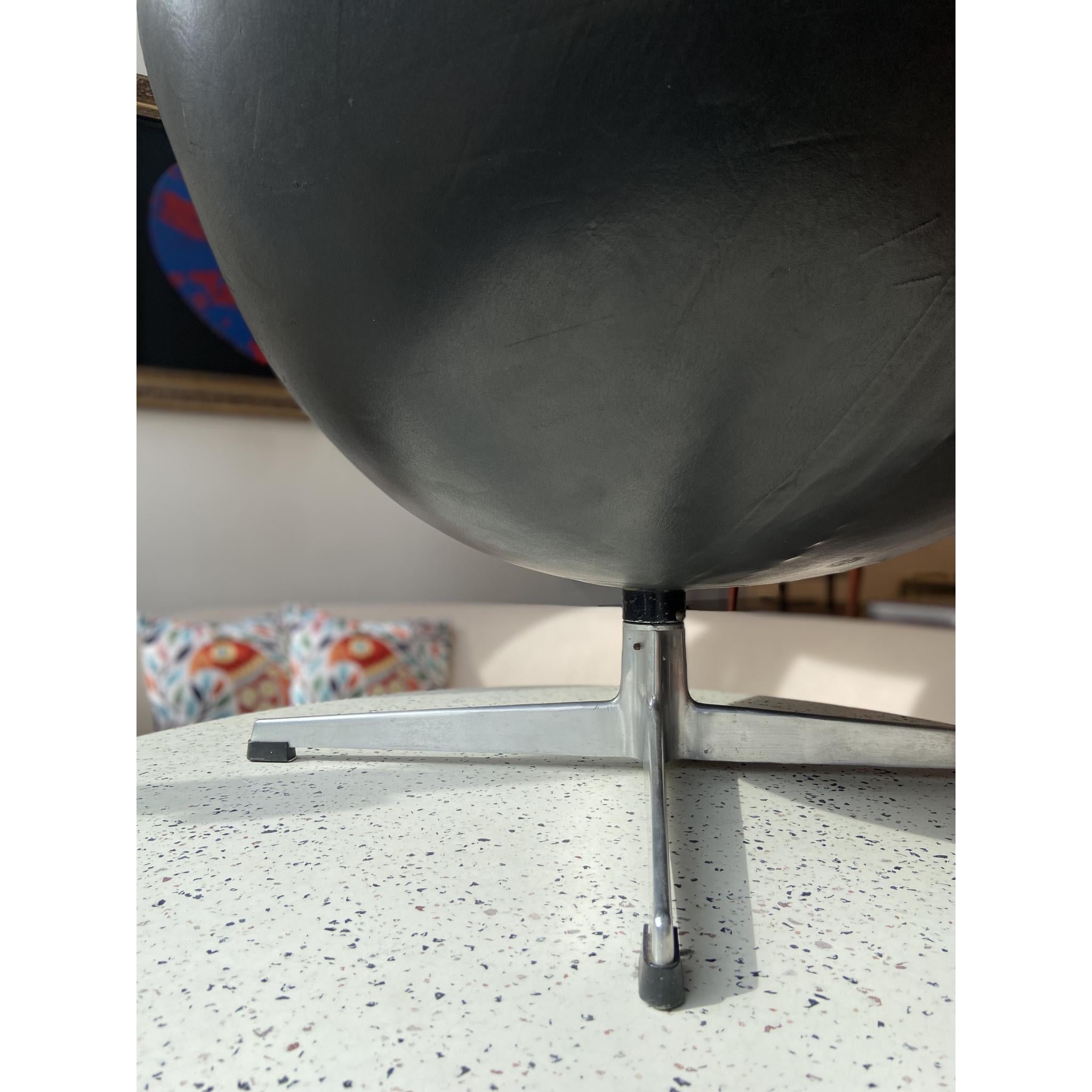 Early Arne Jacobson Egg Chair in Black Leather for Fritz Hansen For ...