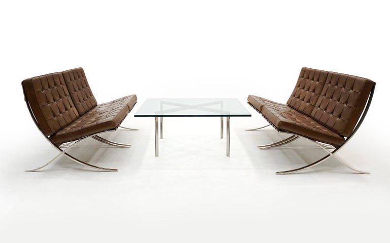Chaises Barcelona des débuts de Mies van Der Rohe pour Knoll. Cuir brun ...