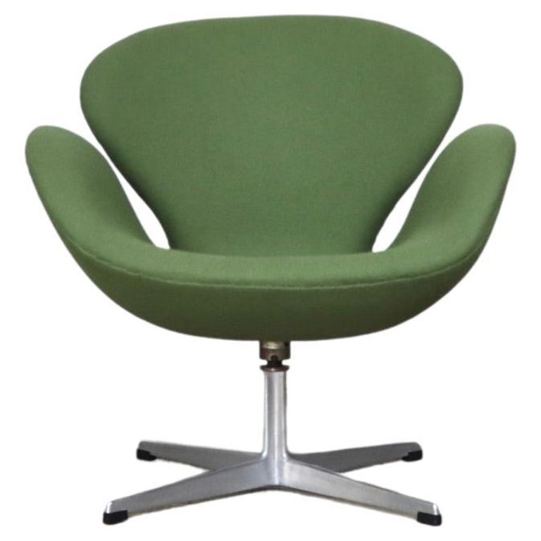 Early edition Swan model 3320 chair by Arne Jacobsen for Fritz Hansen ...