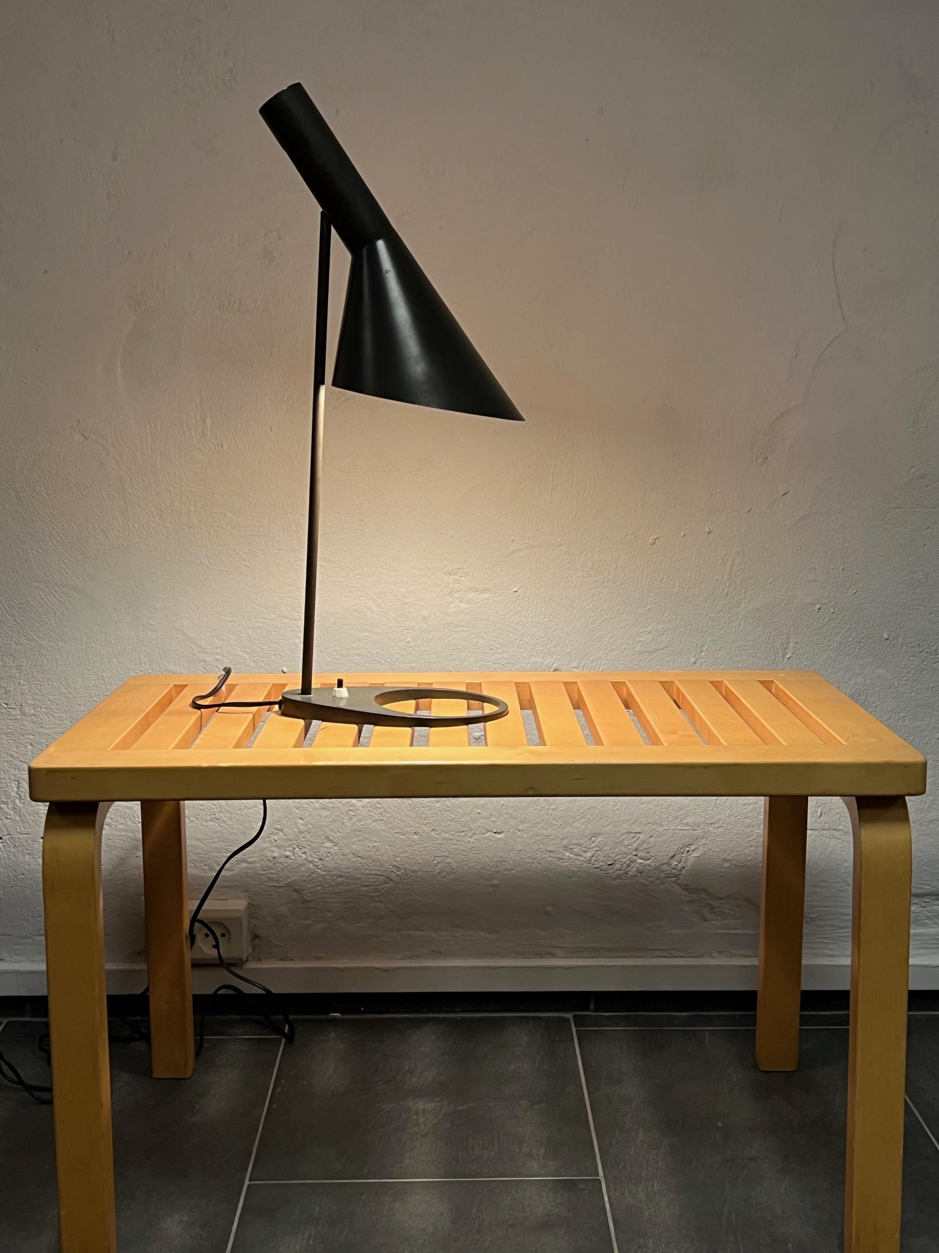 Early original AJ-table lamp by Arne Jacobsen for Louis Poulsen. For ...