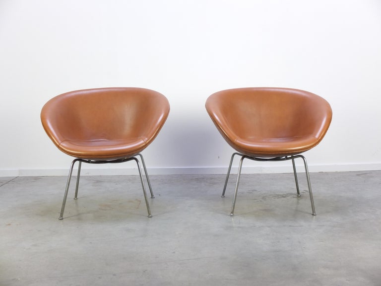 Early Pair of 'Pot' Lounge Chairs by Arne Jacobsen for Fritz Hansen ...